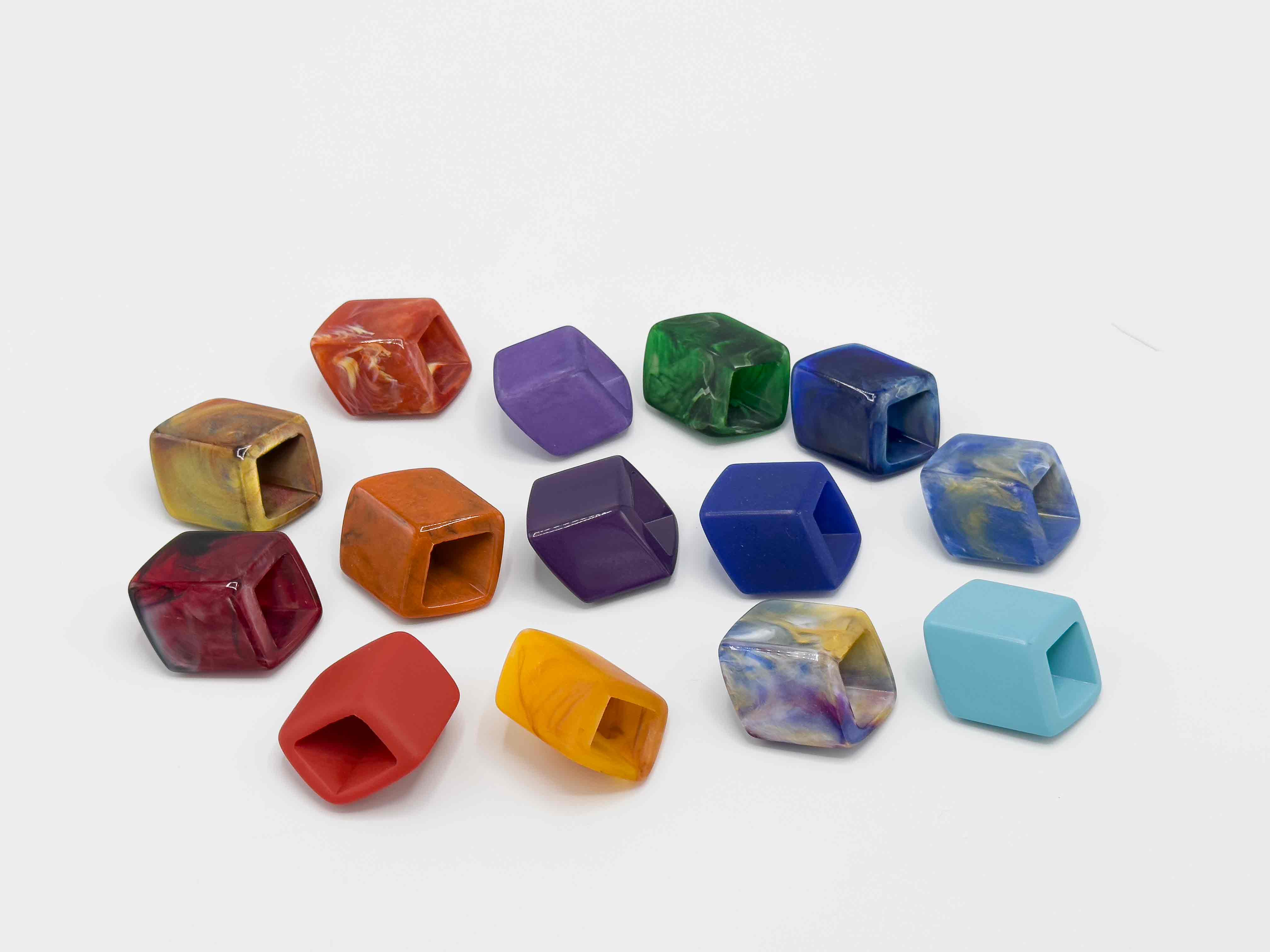 LOSSE CUBES – FATES, Style with a story